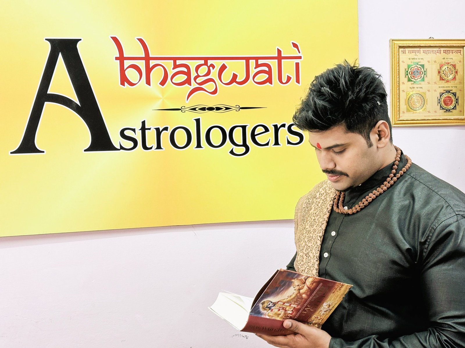"From Prayagraj to Prominence: Acharya Rohan Chandra's Journey of Celestial Insights" - Bharat ...